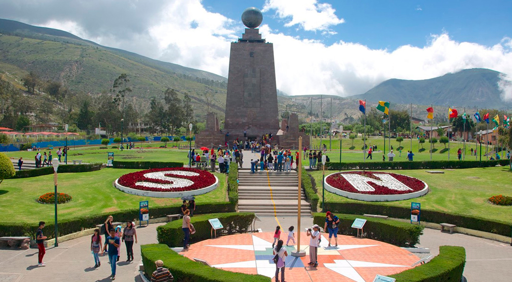 Quito in One Day (Historic District, Cable Car & Middle of the World)